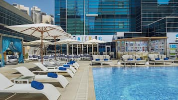 Piscina externa, espreguiçadeiras