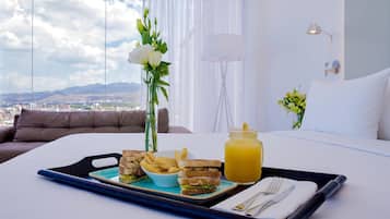 1 quarto, frigobar, cofres nos quartos, escrivaninha