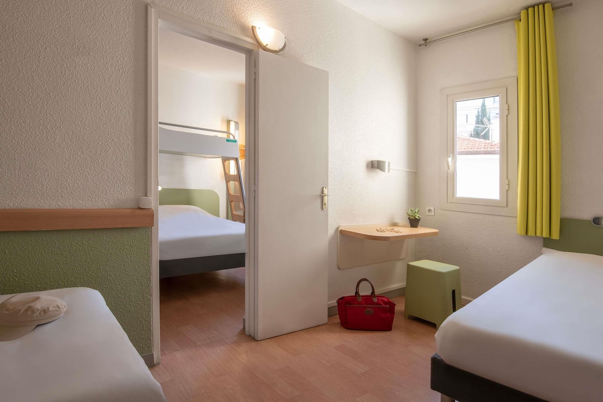 Quarto família, 2 camas de casal | Escrivaninha, quartos à prova de som, Wi-Fi de cortesia