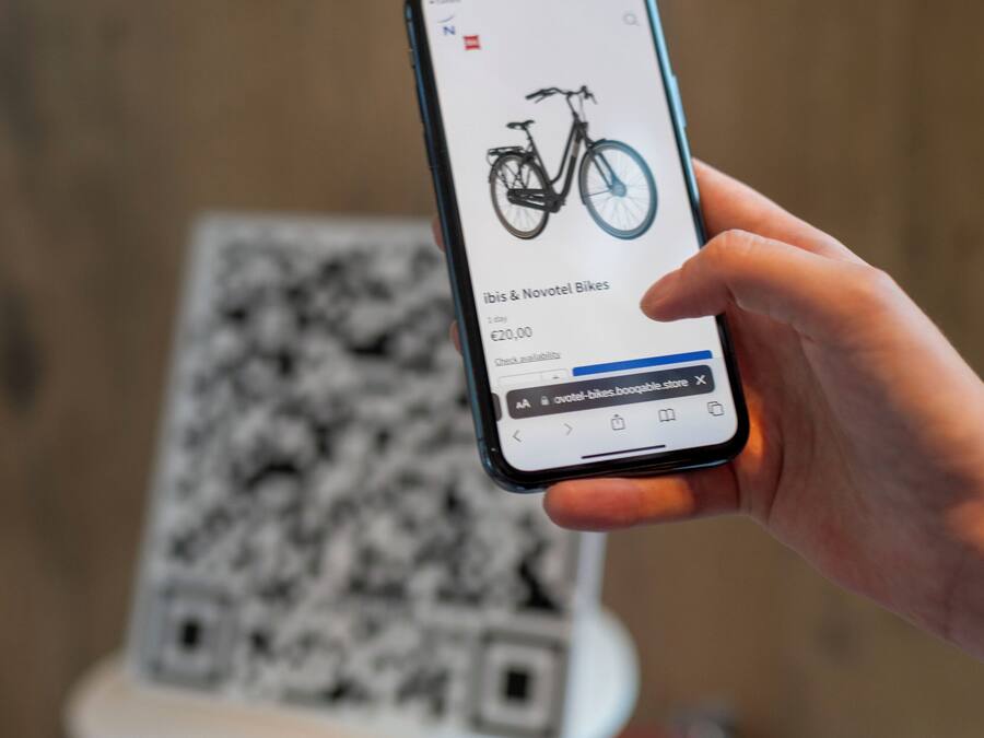 Um smartphone mostra um anúncio de bicicleta com o preço de $20,00.