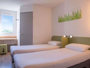 Quarto duplo, 2 camas de solteiro | Escrivaninha, cortinas blackout, Wi-Fi de cortesia, roupa de cama