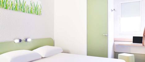 Escrivaninha, cortinas blackout, Wi-Fi de cortesia, roupa de cama