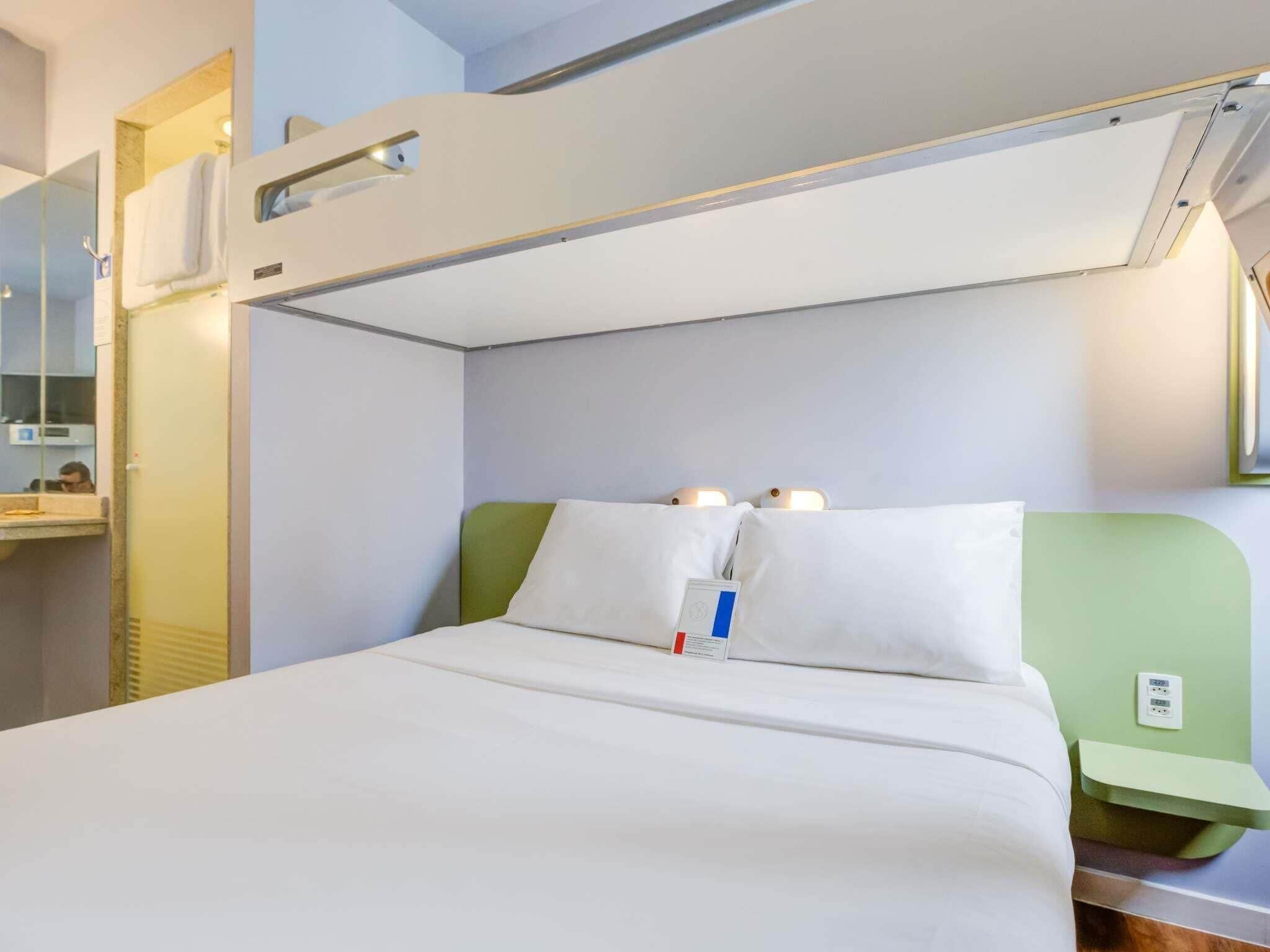 Apartamento, várias camas | Roupas de cama antialérgicas, escrivaninha