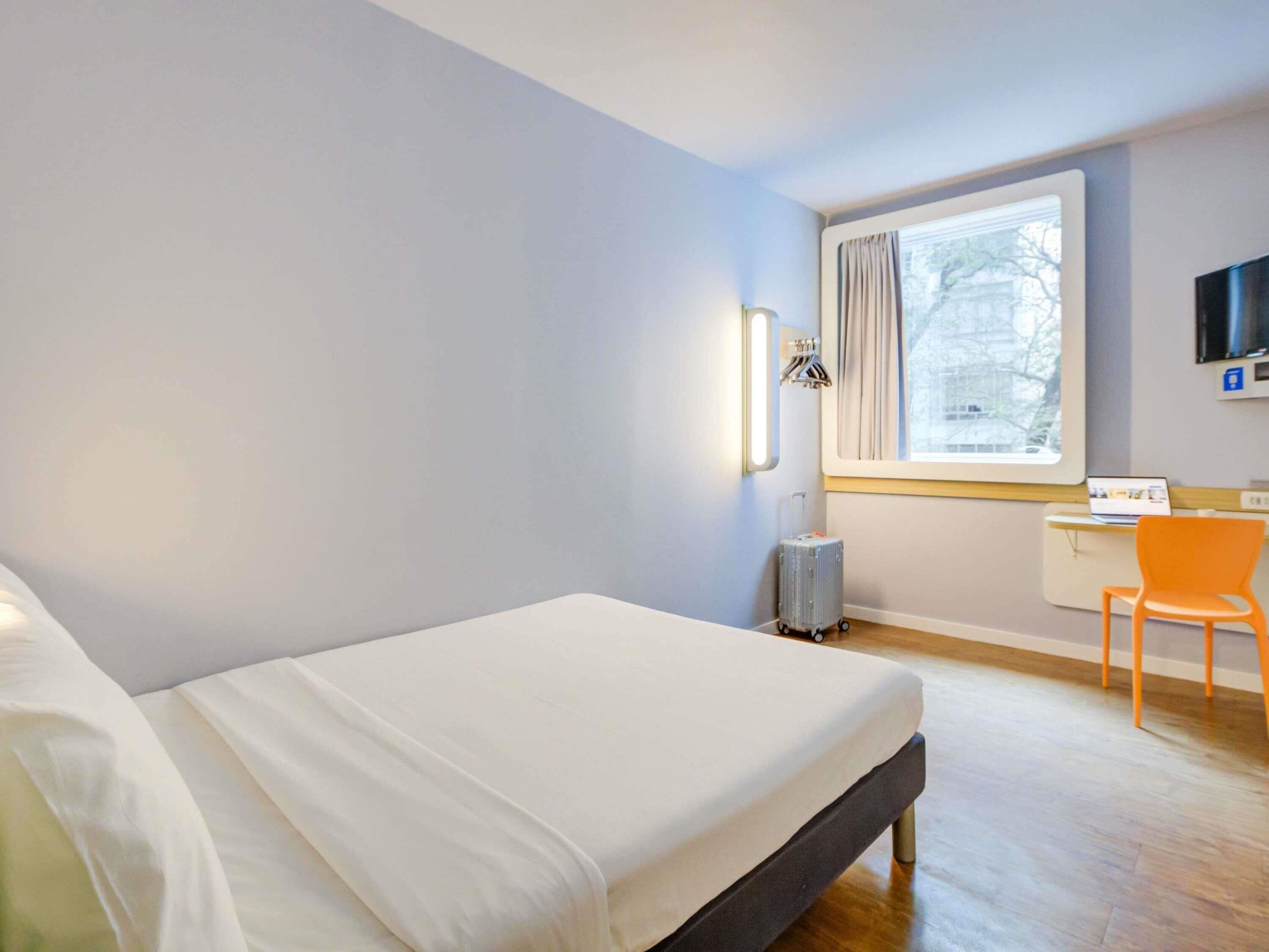 Quarto standard, 1 cama de casal (Accessible) | Roupas de cama antialérgicas, escrivaninha