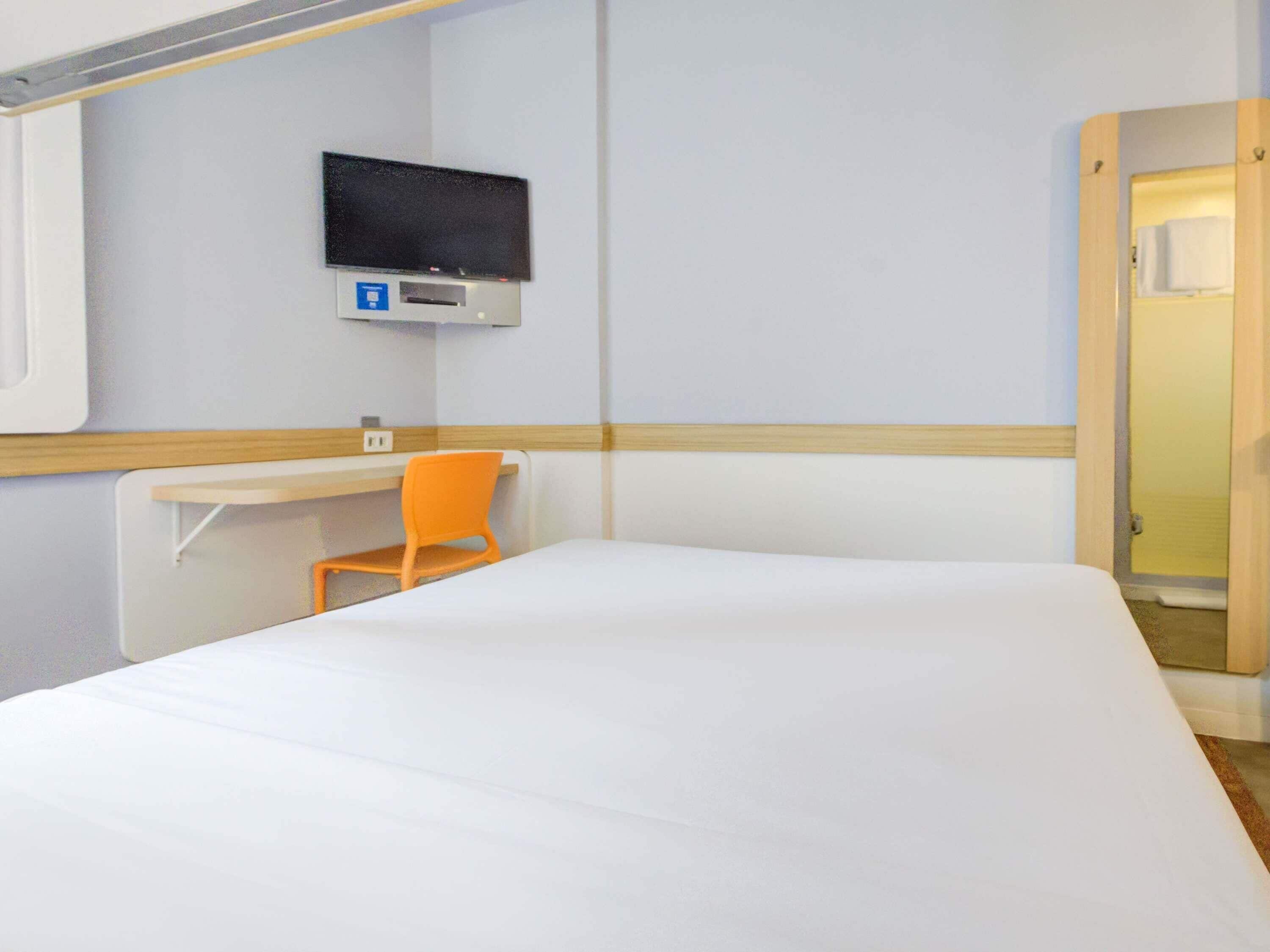 Apartamento, várias camas | Roupa hipoalergénica, secretária 