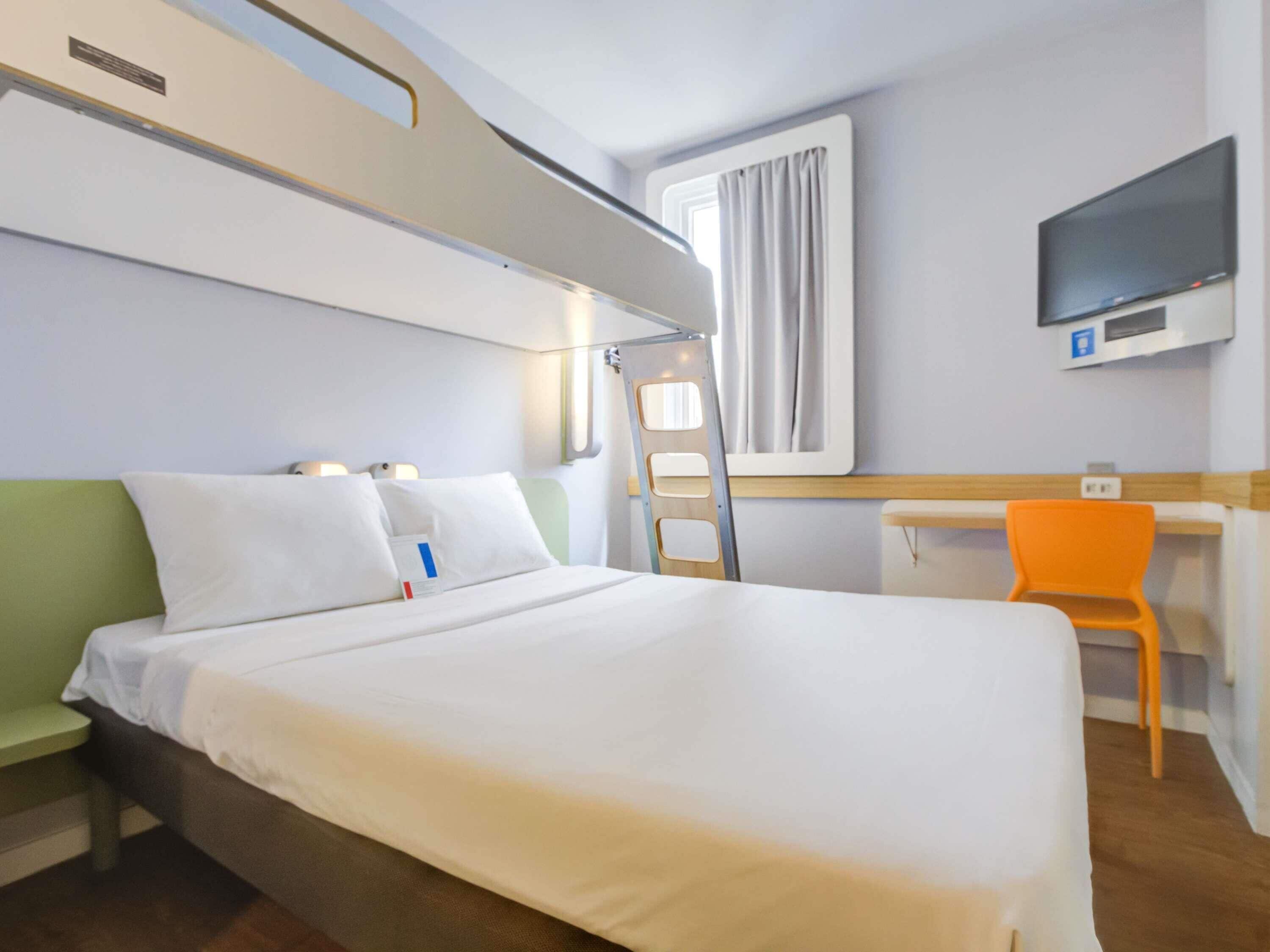 Apartamento, várias camas | Roupas de cama antialérgicas, escrivaninha