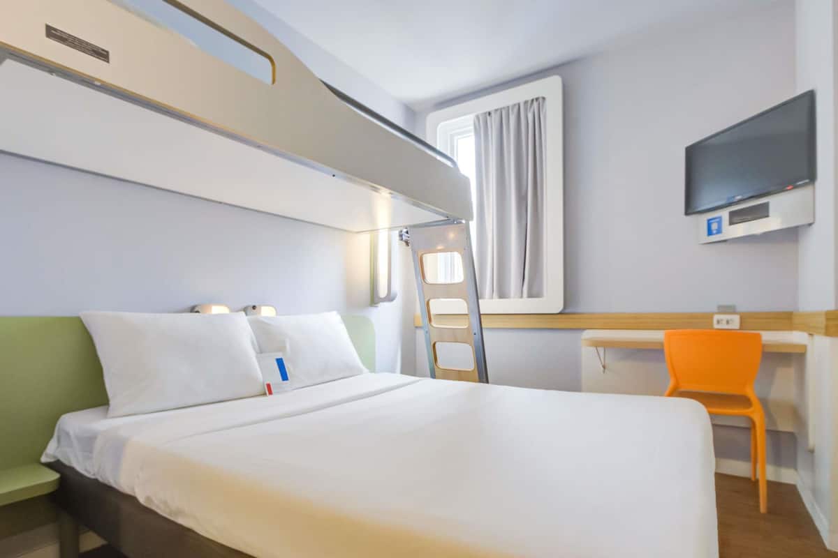 Apartamento, várias camas | Roupas de cama antialérgicas, escrivaninha