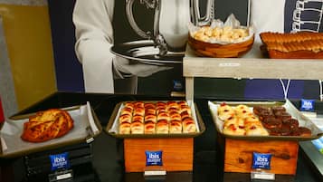 Pequeno-almoço tipo buffet diário (39 BRL por pessoa)