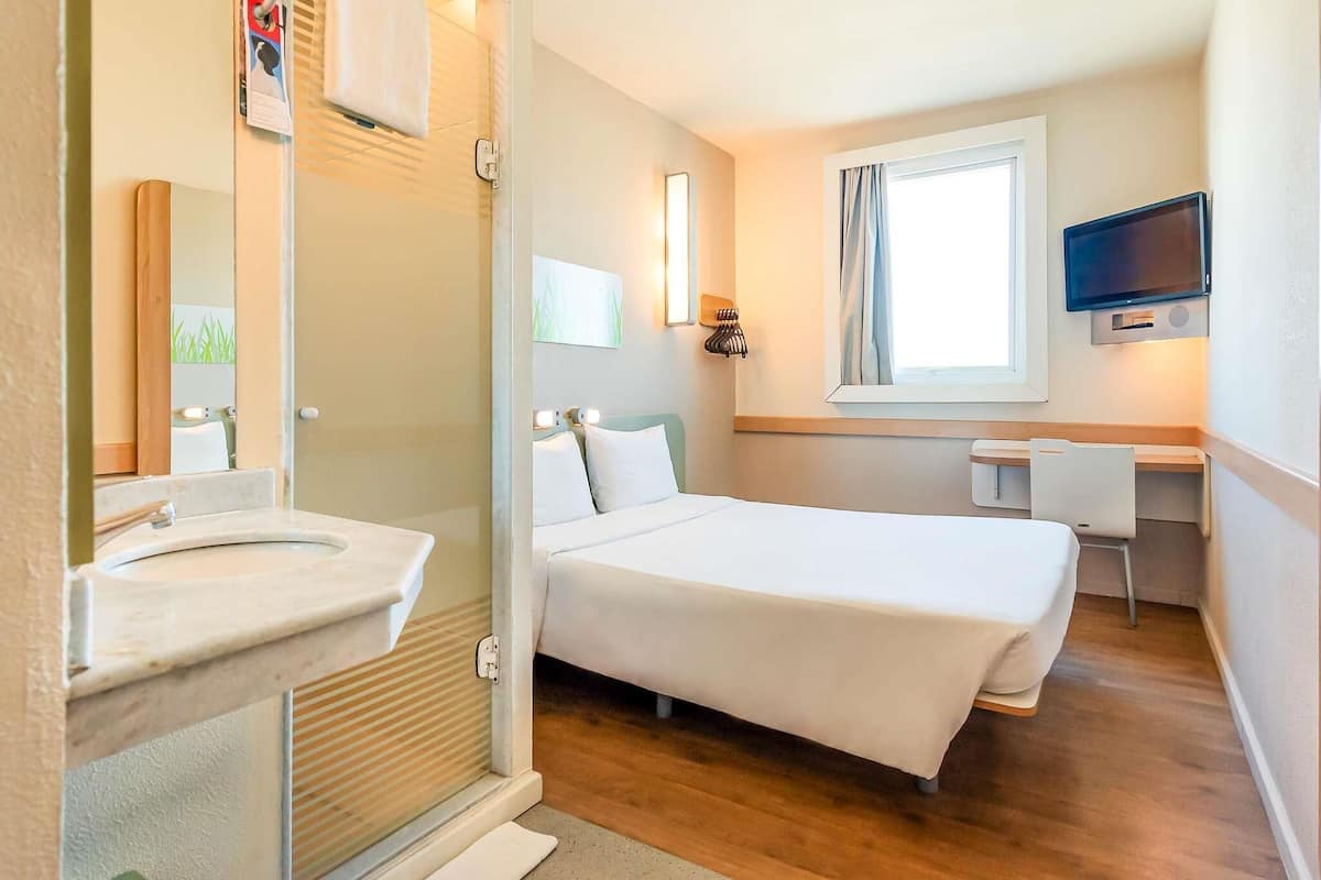 Apartamento econômico, 1 cama de casal | Escrivaninha, quartos à prova de som, berços grátis, Wi-Fi de cortesia