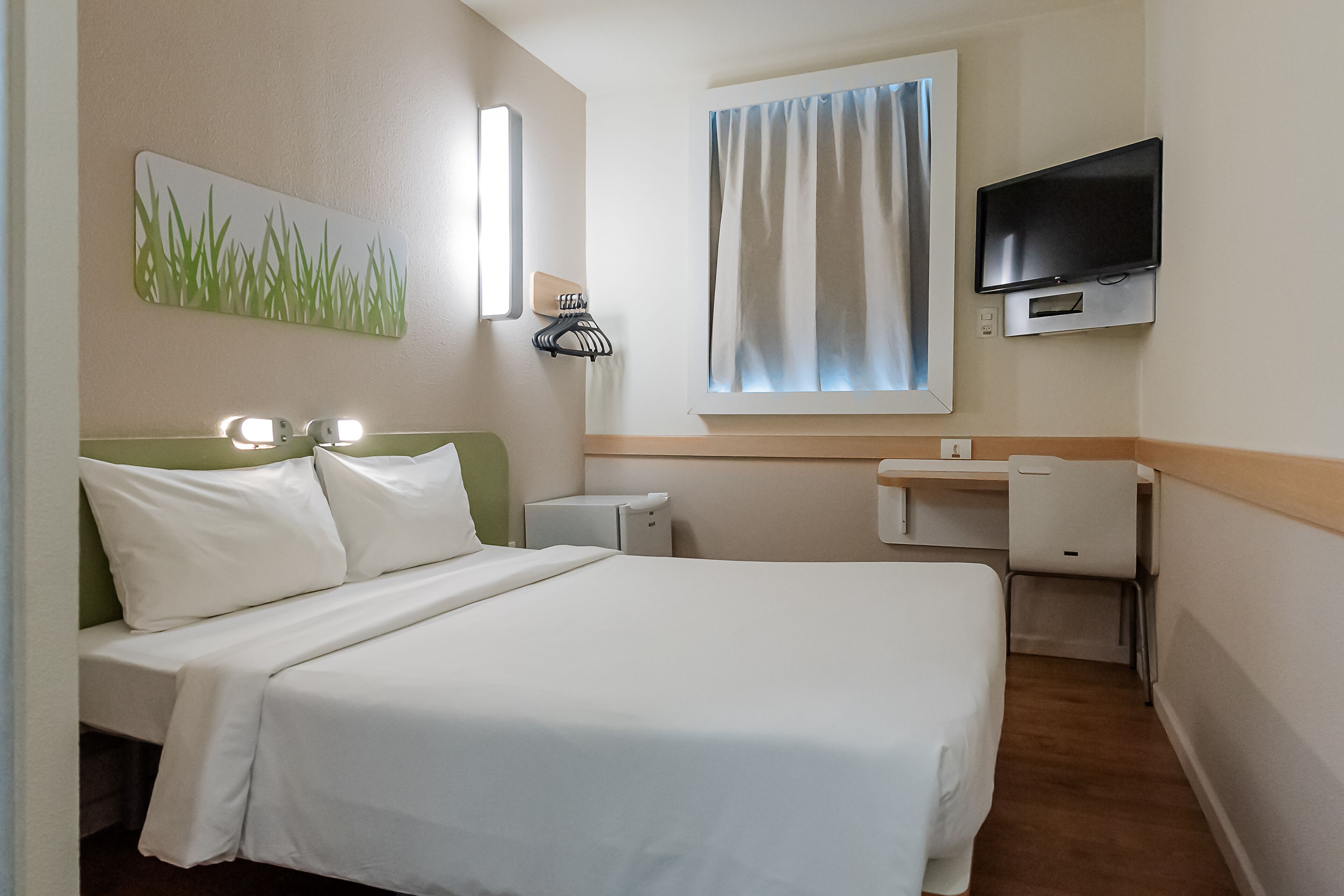 Quarto, 1 cama de casal (Functional, Minibar) | Secretária, quartos insonorizados, berços/camas para crianças grátis 