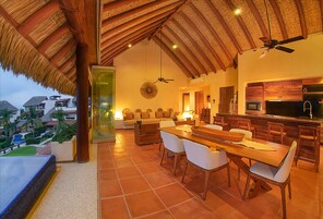 Villa Presidencial, 3 quartos, cozinha | Cozinha privada | Uma cafeteira/bule, mesas de jantar 