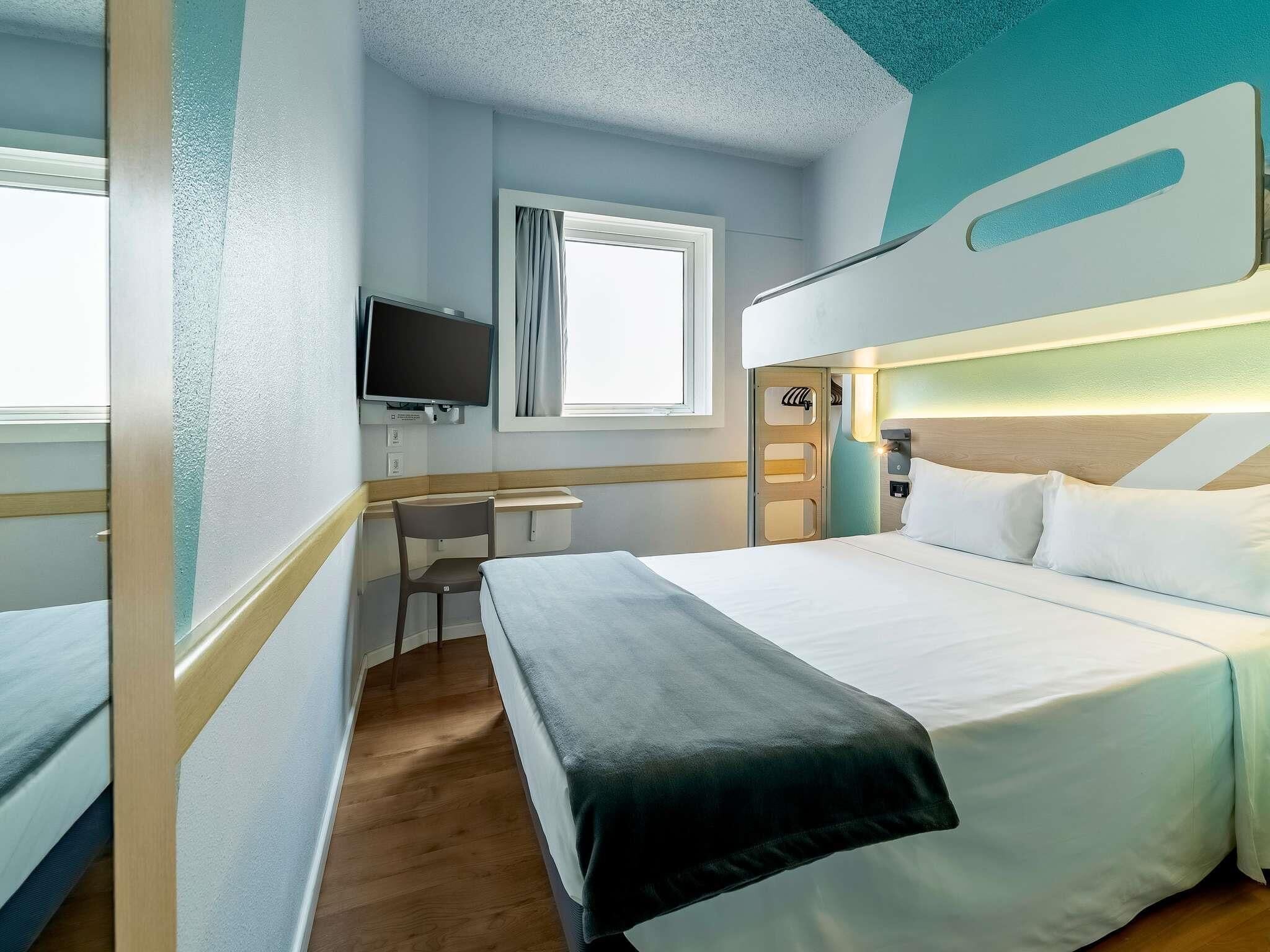 Quarto Triplo Superior | Cortinas/cortinados opacos, Wi-fi grátis, roupa de cama fornecida 