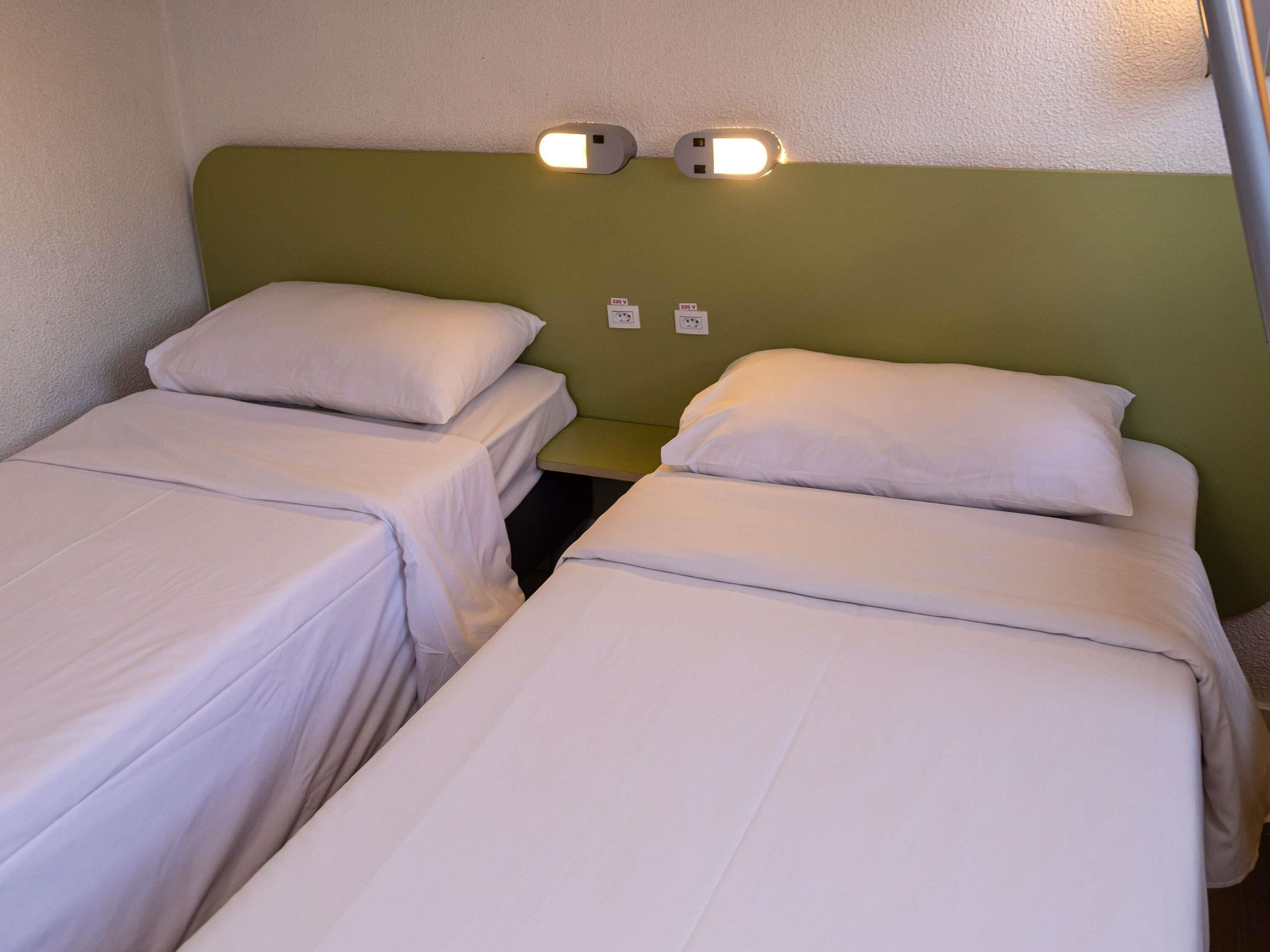 Quarto Standard, 3 camas individuais | Minibar, secretária, secretária adequada para computadores portáteis 
