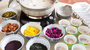 Pequeno-almoço tipo buffet diário (1800 JPY por pessoa)