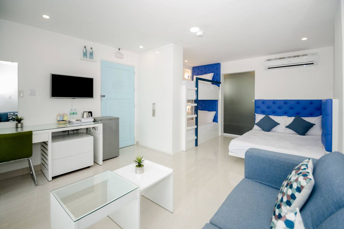 Suite Familiar | Minibar, cofre no quarto, secretária, cortinas/cortinados opacos 