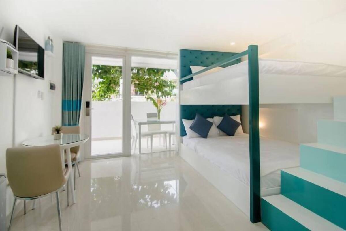 Minibar, cofre no quarto, secretária, cortinas/cortinados opacos 