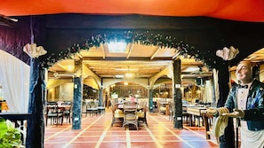 Café da manhã, almoço e jantar; local e internacional 