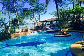 Piscina externa, guarda-sóis, espreguiçadeiras