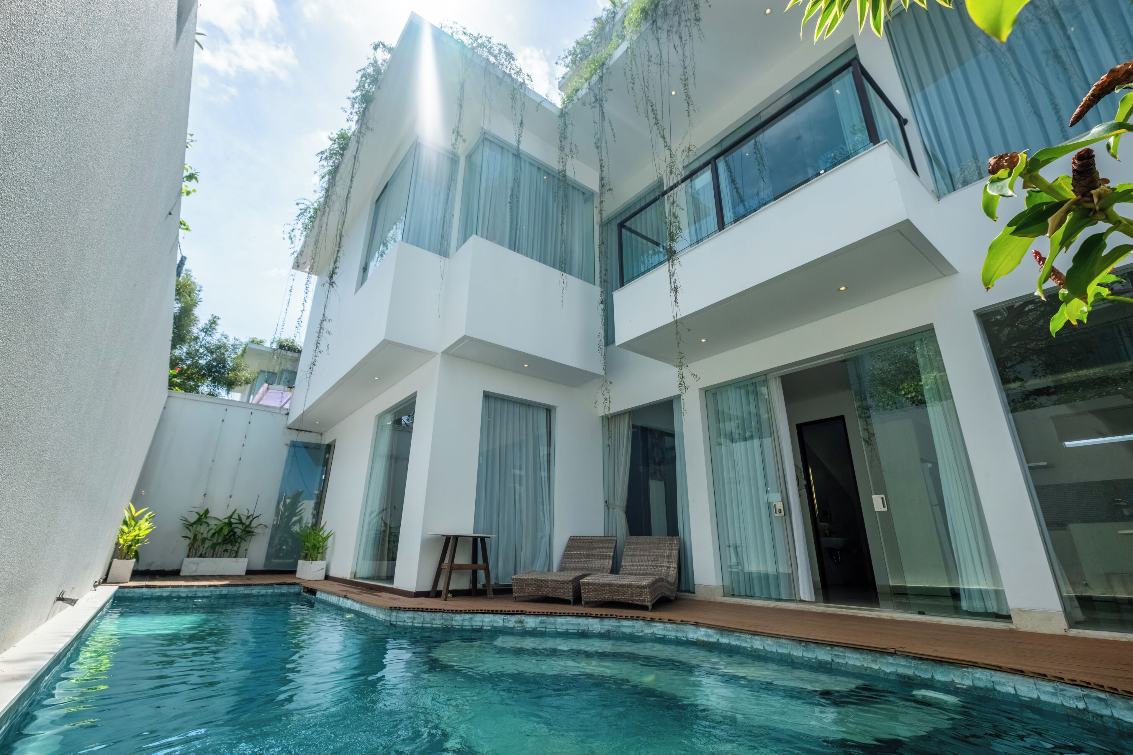 Piscina exterior, espreguiçadeiras 