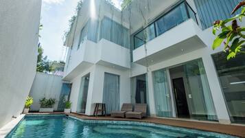 Piscina exterior, espreguiçadeiras