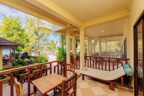 Quarto Duplo ou Twin Deluxe, varanda, vista para o mar | Terraço/pátio interior