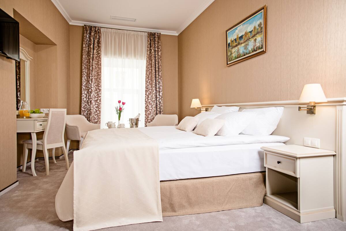 Suíte, 1 quarto | Roupas de cama premium, frigobar, cofres nos quartos, escrivaninha