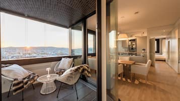 Hills View, Rooftop Apartment | Sala de estar | Televisor de ecrã plano de 49 polegadas com canais por cabo, televisor
