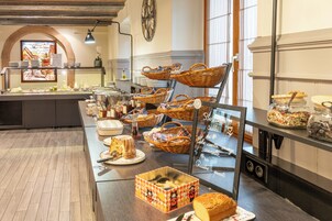 Café da manhã com buffet todos os dias (EUR 17 por pessoa) 