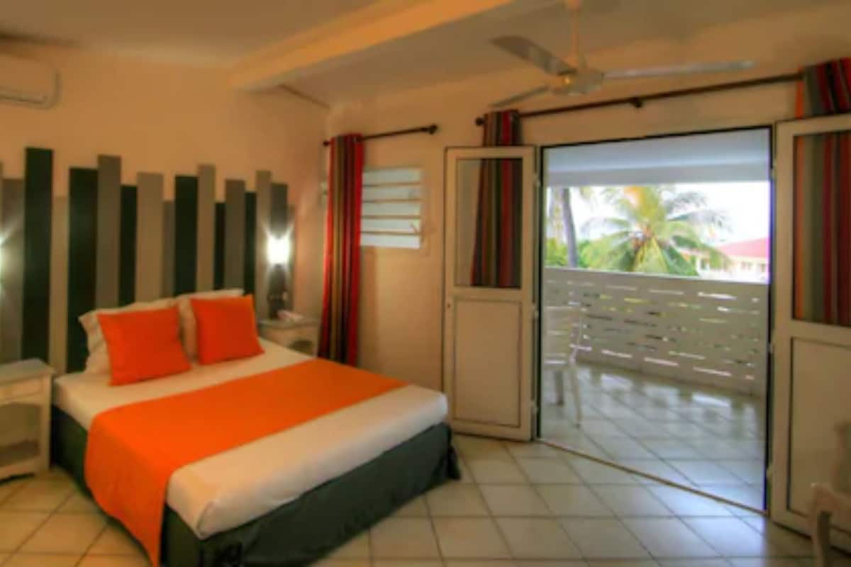 Quarto Duplo, vista parcial para o oceano | Ferro/tábua de engomar, roupa de cama fornecida