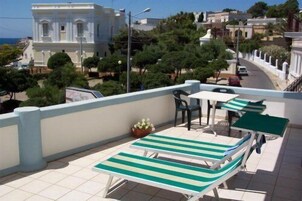 Terraço com espreguiçadeiras