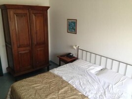 Escrivaninha, quartos à prova de som, Wi-Fi de cortesia