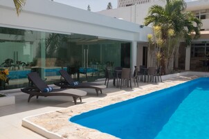 Piscina exterior, da(s) 7:00 à(s) 22:00, espreguiçadeiras 