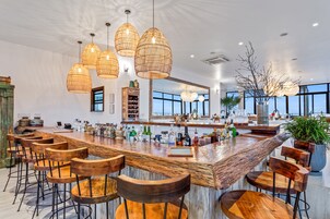 Pequenos-almoços, almoços, jantares servidos, com vista para a praia 