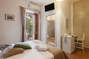 Quarto triplo | Frigobar, escrivaninha, Wi-Fi de cortesia, roupa de cama