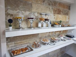 Café da manhã com buffet todos os dias mediante uma taxa