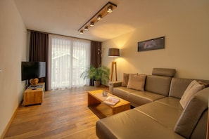 Apartamento superluxo, 2 quartos, vista para a montanha, ao lado da montanha | Área de estar | TV de tela plana, DVD player, mesa de pingue-pongue, pisos aquecidos