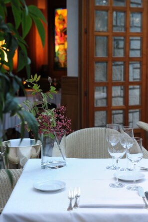 Café da manhã, almoço e jantar; local e internacional 