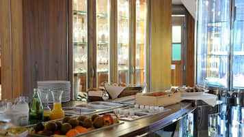 Café da manhã com buffet grátis todos os dias