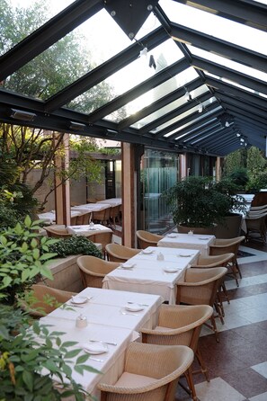 Café da manhã, almoço e jantar; local e internacional 