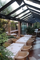 Café da manhã, almoço e jantar; local e internacional