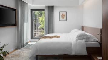 Quarto casal superior, 1 cama King | Frigobar, escrivaninha, Wi-Fi de cortesia, roupa de cama