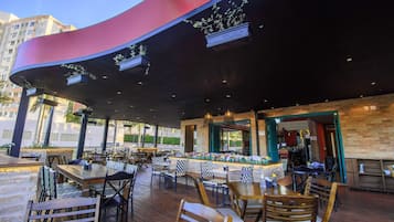 2 restaurantes, pequenos-almoços servidos