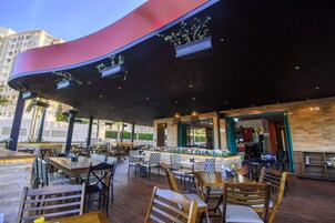 2 restaurantes, é servido café da manhã