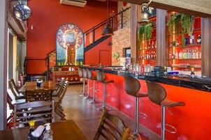 2 restaurantes, é servido café da manhã