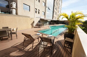 Piscina externa, guarda-sóis, espreguiçadeiras