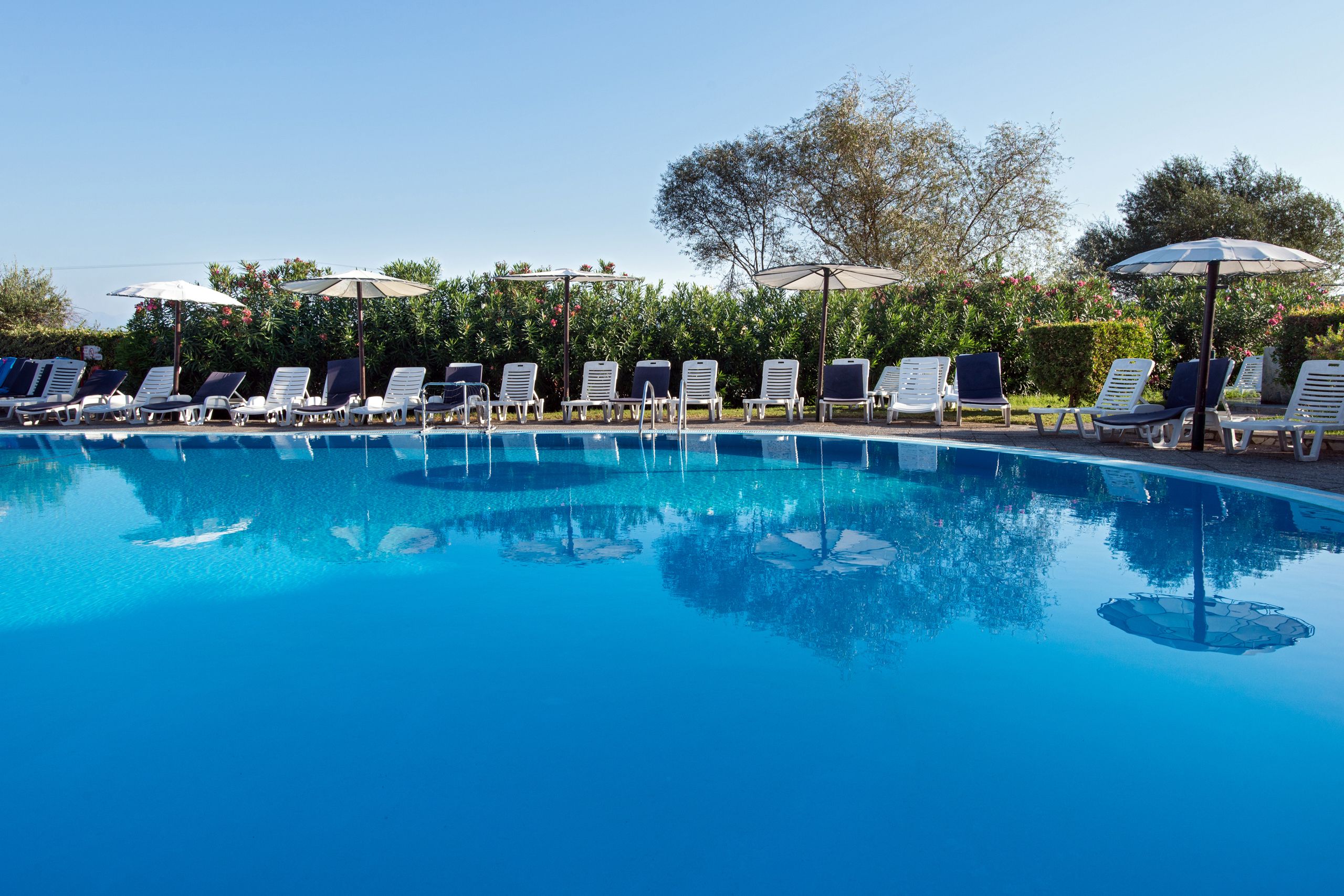Piscina externa, guarda-sóis, espreguiçadeiras
