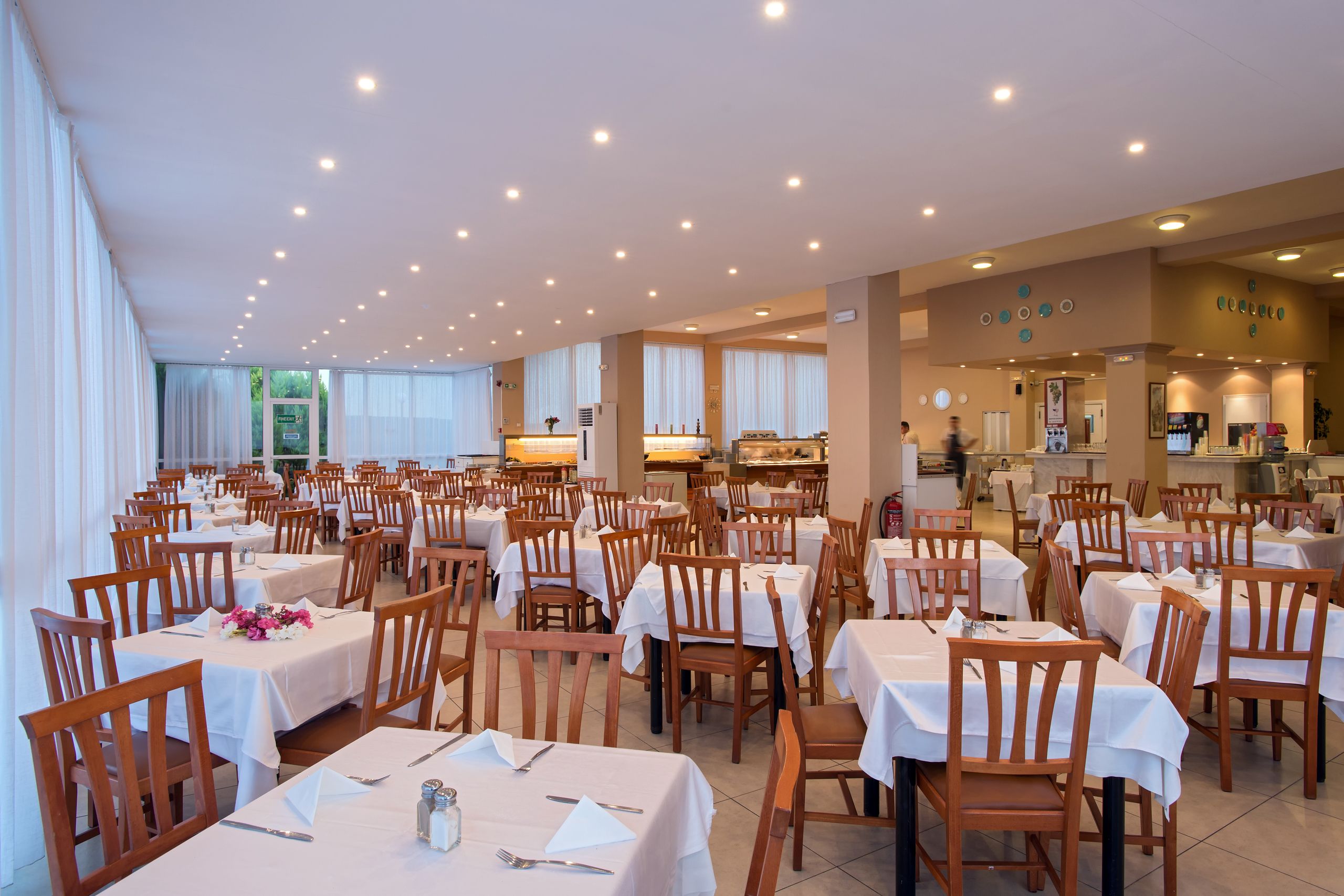 Café da manhã com buffet grátis todos os dias