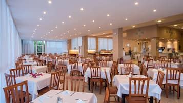 Café da manhã com buffet grátis todos os dias