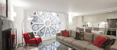 Apartamento de Luxo, 3 quartos | Sala de estar | TV de ecrã plano