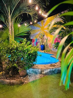 Piscina externa, funciona das 9h às 22h, espreguiçadeiras
